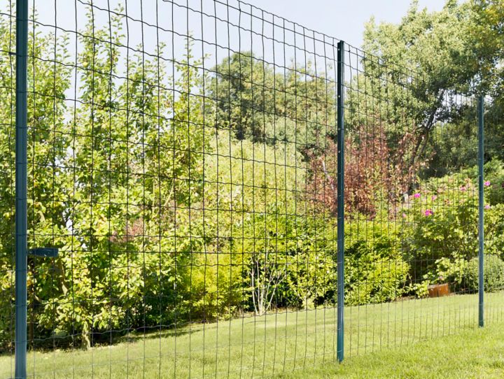 Comment installer un grillage en rouleaux | Castorama
