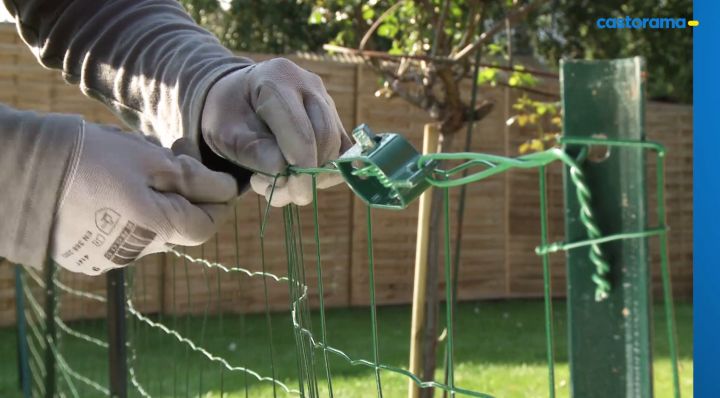 Comment installer un grillage en rouleaux | Castorama