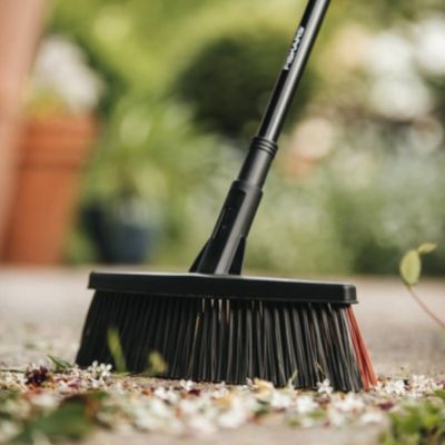 Balai de jardin multi-usages taille M Solid Fiskars L. 38 cm noir