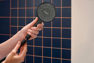 Barre de douche avec douchette à main et flexible noir mat Hansgrohe ...