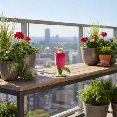 Décoration un lapin en feutre dans une fleur de jardin