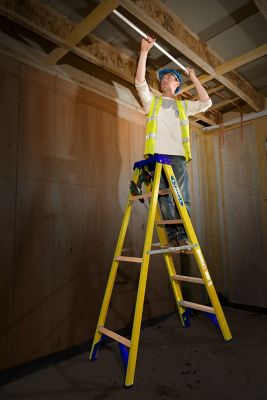 Escabeau compact Werner fibre de verre 6 marches – Hauteur de travail 2,9 m