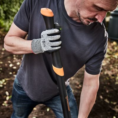 Pelle pointue avec manche composite Magnusson
