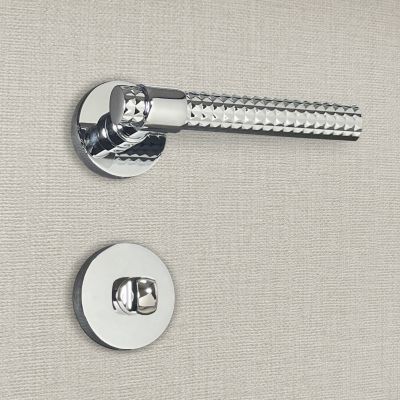 Poignée de porte design à condamnation finition aspect chrome brillant ...