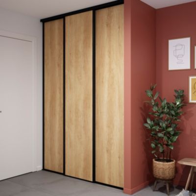 Porte de placard coulissante effet chêne brut profil noir GoodHome ...