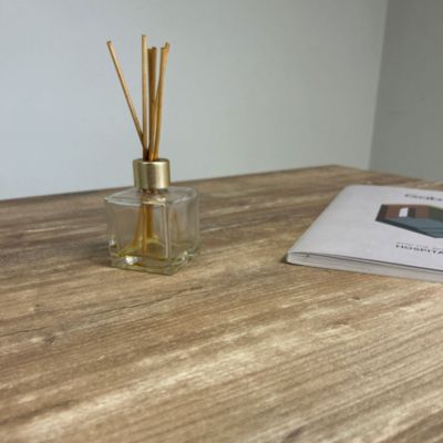 Table ronde 120cm - pied blanc, plateau chêne slovène - Restootab