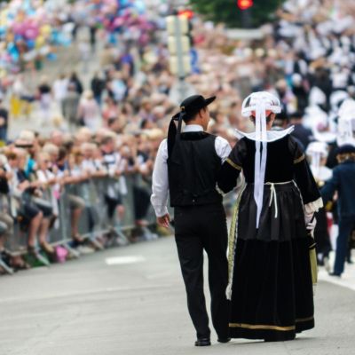 Tableau sur verre festival interceltique 30x30 cm Fabriqué en France ...